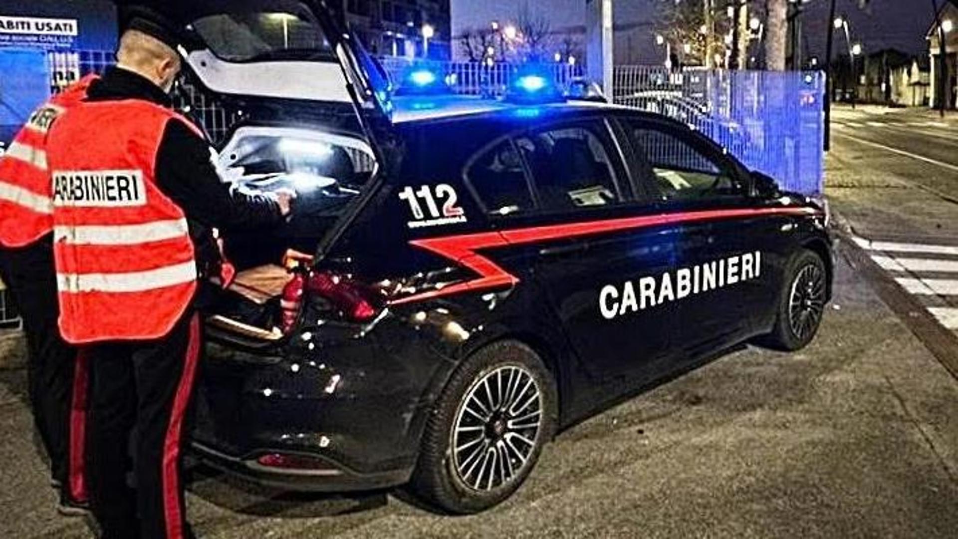 Verbania, cerca di fuggire all’alt dei carabinieri perché guidava sotto ...