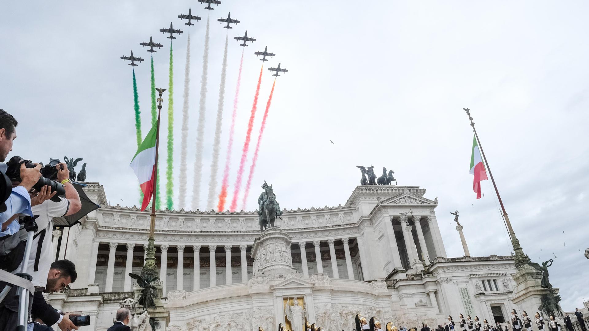 Mattarella all'Altare della Patria: la deposizione della corona e il ...