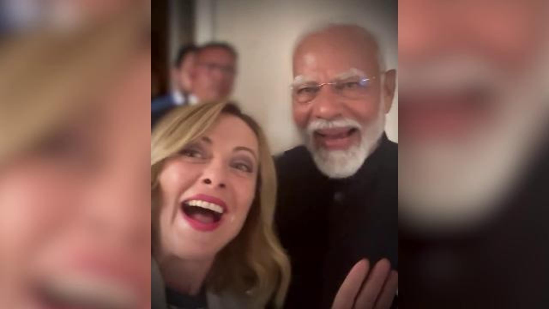 "Hello from the Melodi team": Il nuovo selfie di Meloni e Modi - La Stampa