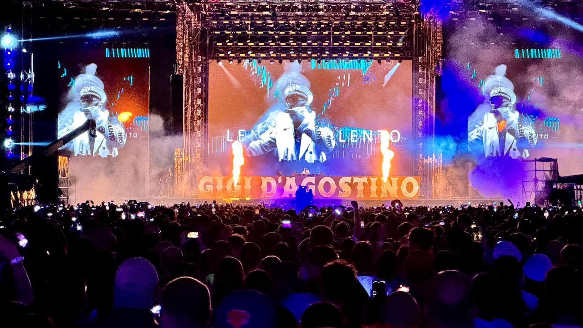 Lo show di Gigi D'Agostino a Rho dopo 4 anni di assenza - La Stampa