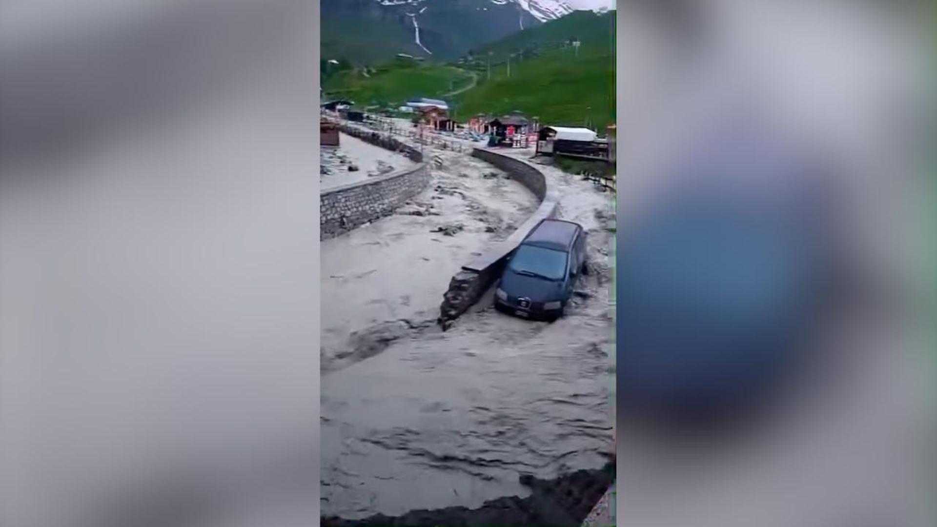 Maltempo in Valle D'Aosta, a Cervinia la situazione è fuori controllo ...