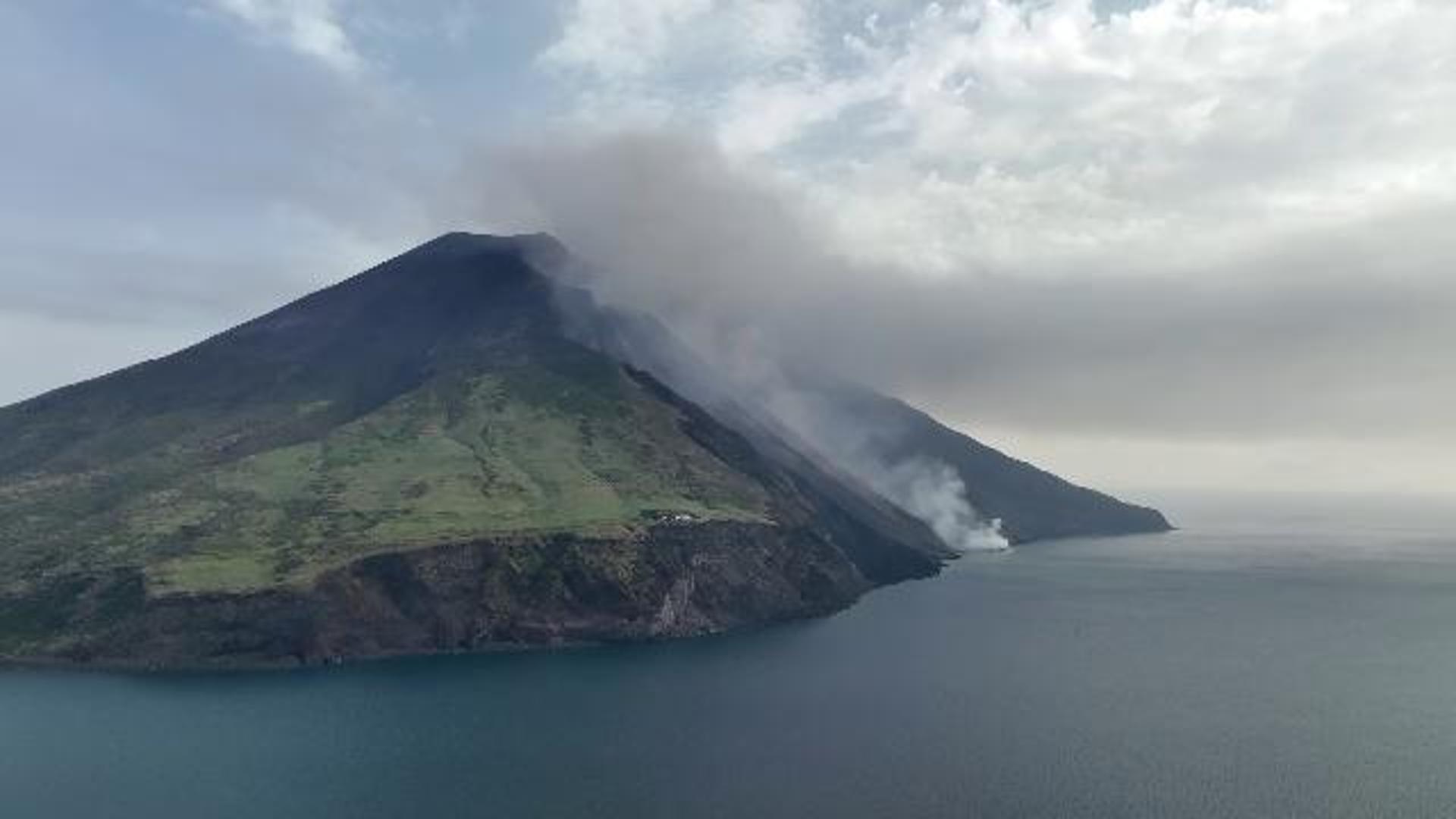 Stromboli, la colata di lava raggiunge il mare: le immagini dal drone ...