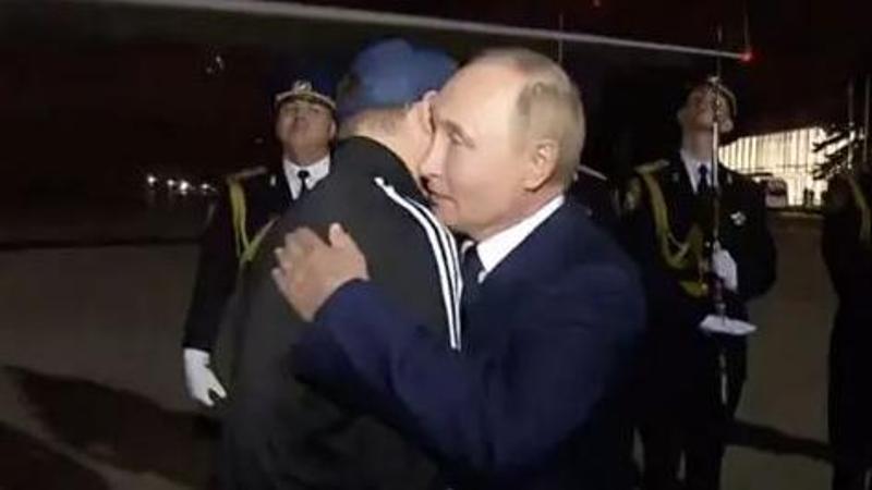 L’abbraccio del killer: Putin accoglie il sicario del Fsb come un eroe ...