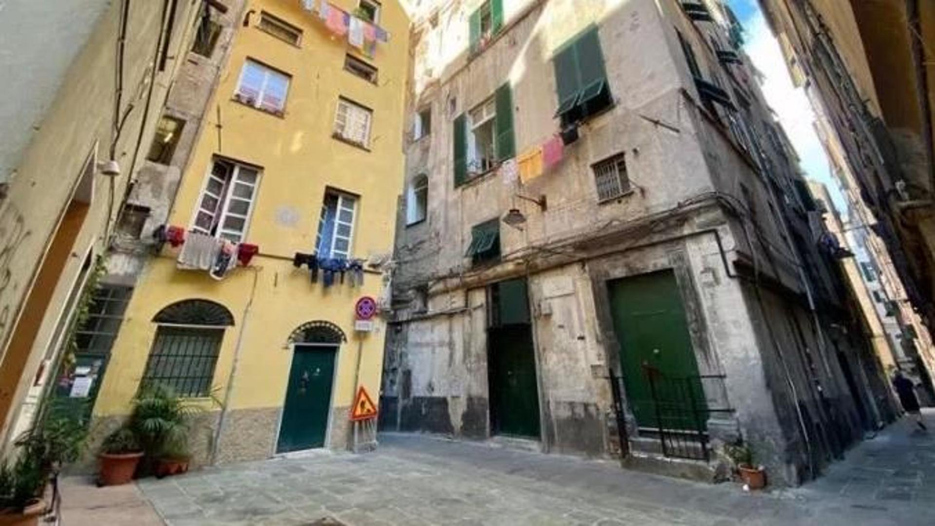 Genova, trovato cadavere di giovane donna mummificato in casa - La Stampa