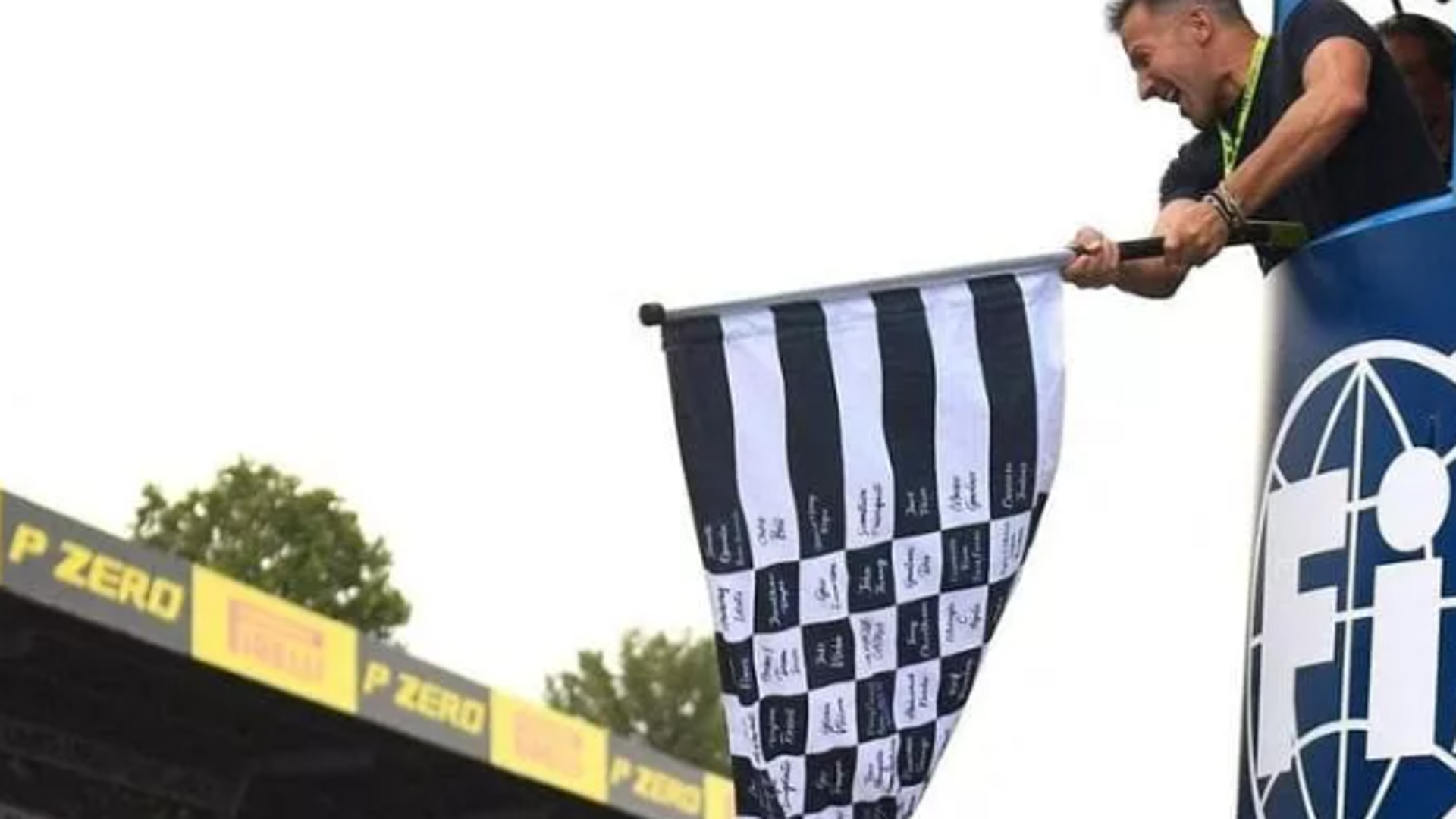 Gp di Monza: Del Piero esulta per la vittoria della Ferrari e sventola ...