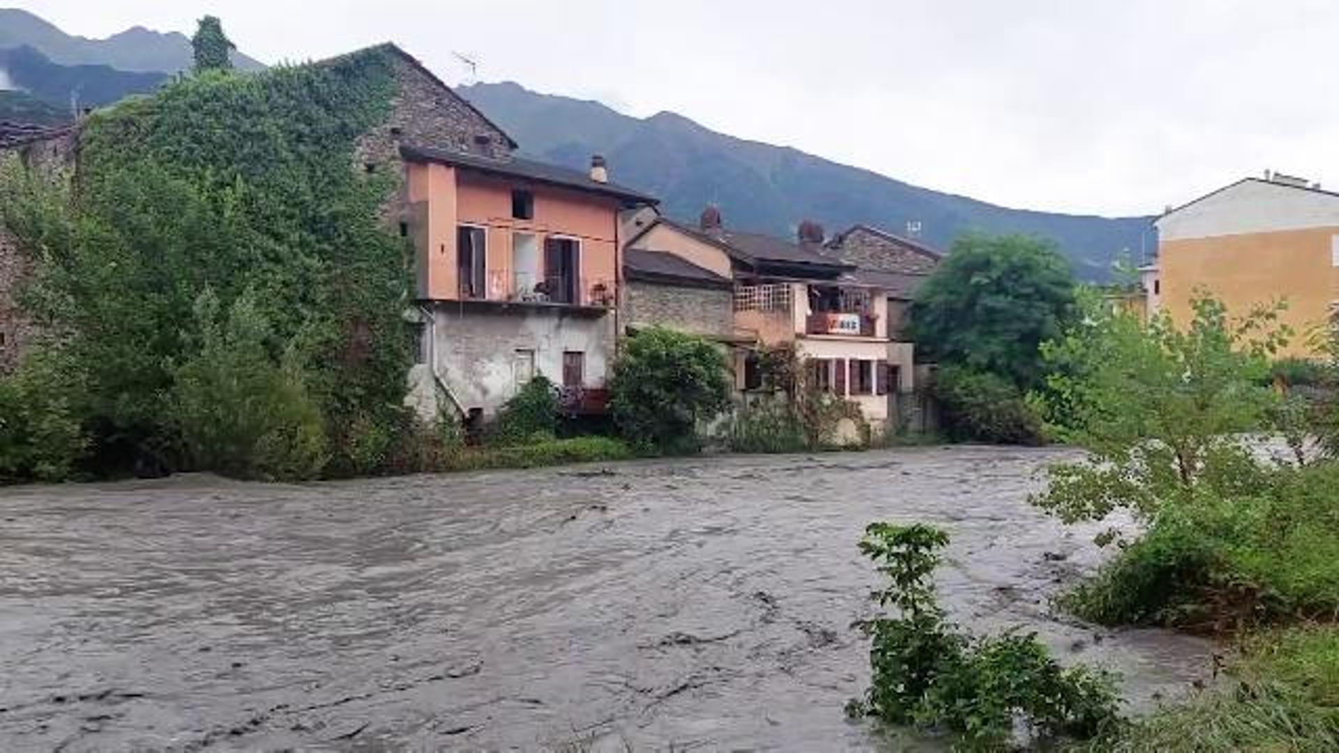 Nubifragio in Val di Susa: la Dora Riparia a Bussolengo gonfia per le ...
