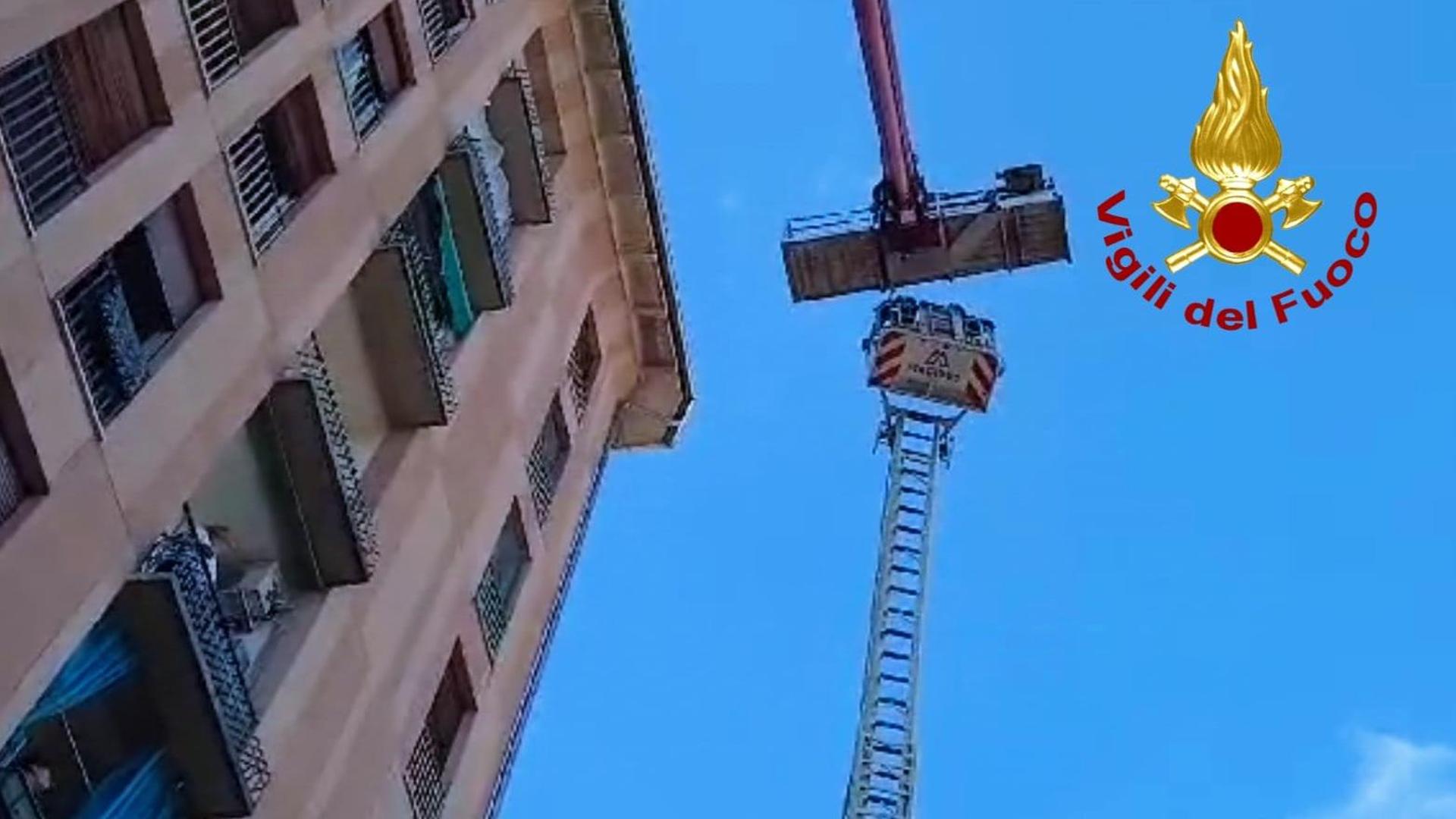 Bloccati a 45 metri d’altezza su un cestello in corso Salamano: salvati ...