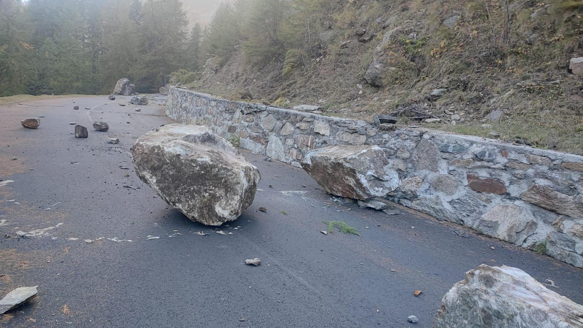 Caduta massi, chiusa la strada per Valsavarenche dal piazzale di ...