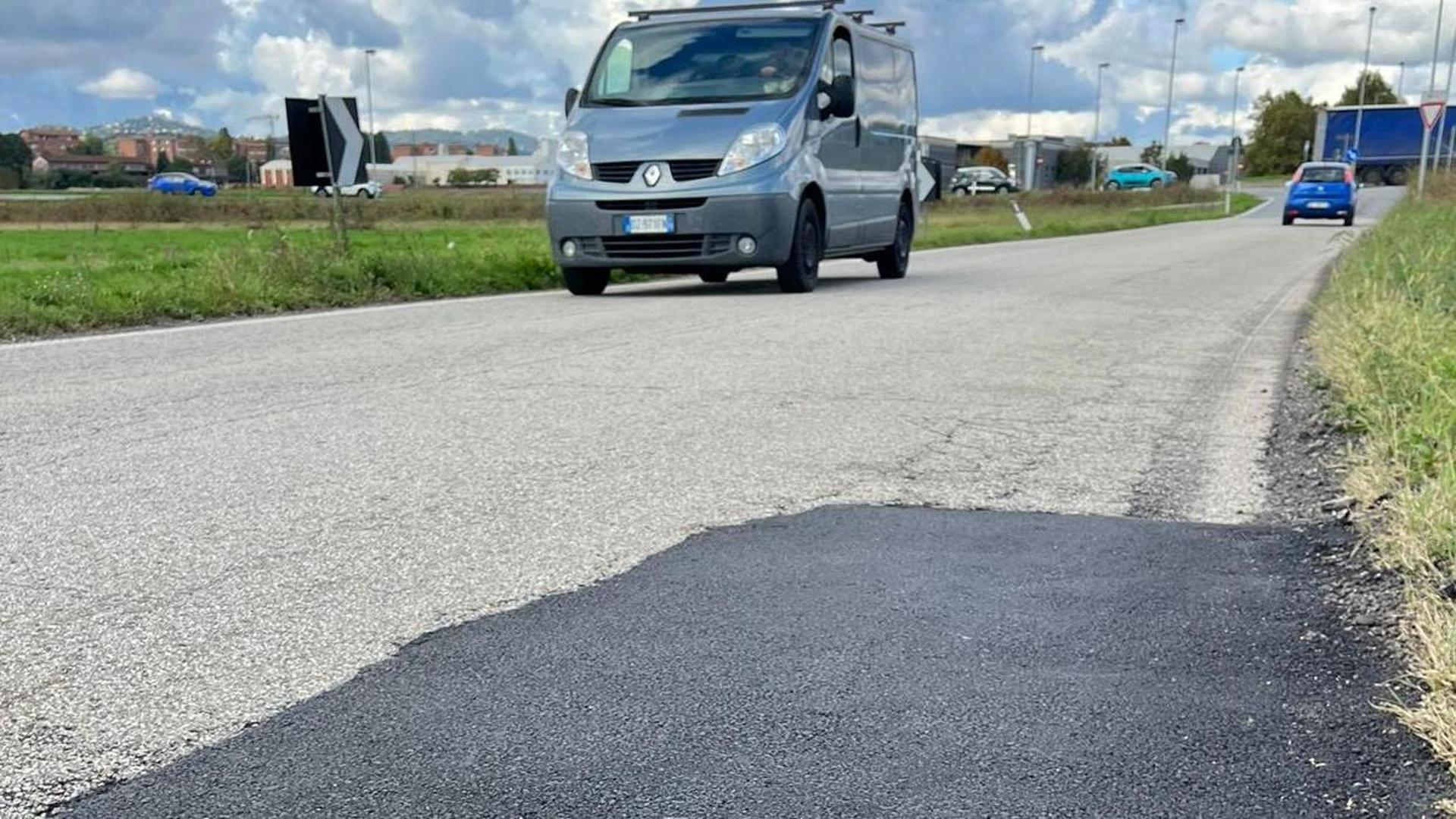 Voragine larga 2 metri in strada a Chieri, 8 le auto danneggiate - La ...