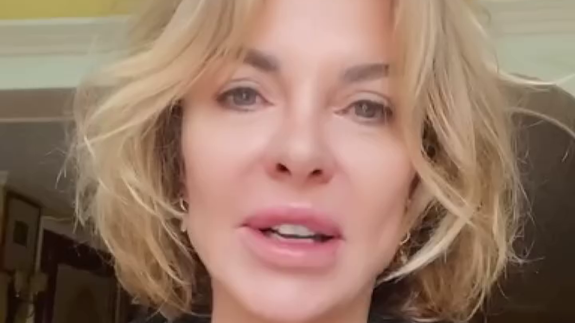 Alba Parietti, sfogo sui social dopo il furto delle ruote dell'auto ...