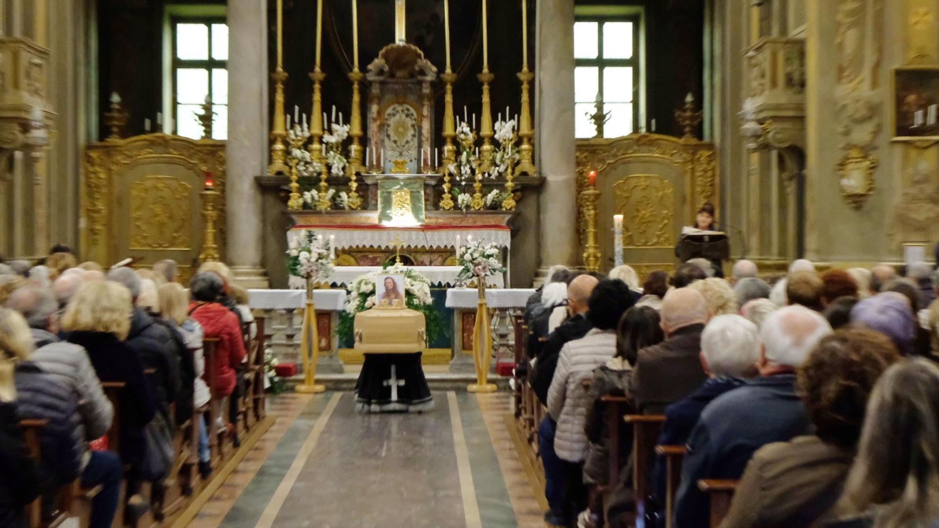 Funerale di Giulia Manfrini a Venaria Reale: ultimo saluto commovente ...