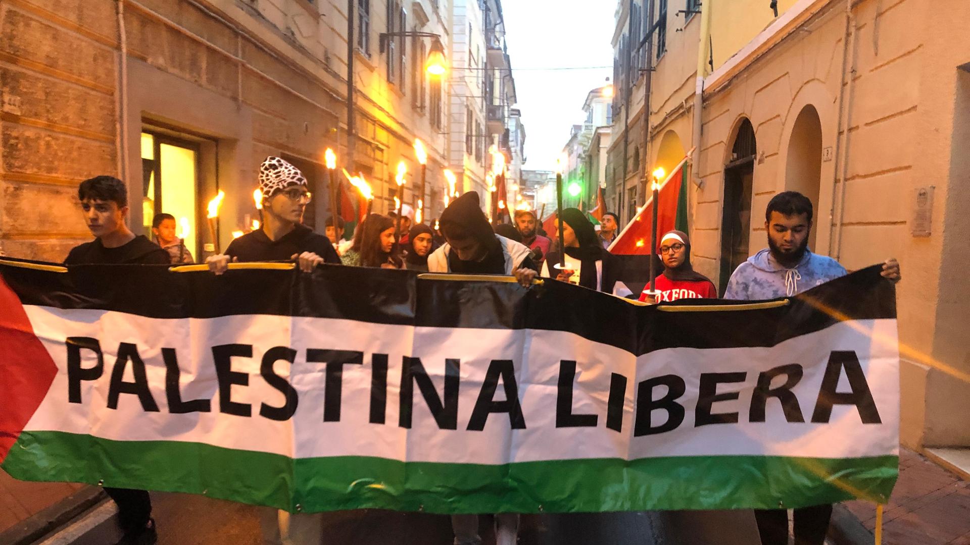 “Palestina libera”: la fiaccolata in sostegno del popolo palestinese ...
