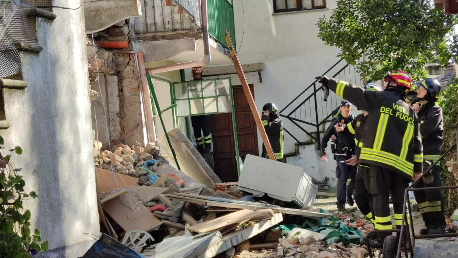 Esplode una casa a Pont Canavese, il proprietario era appena uscito ...