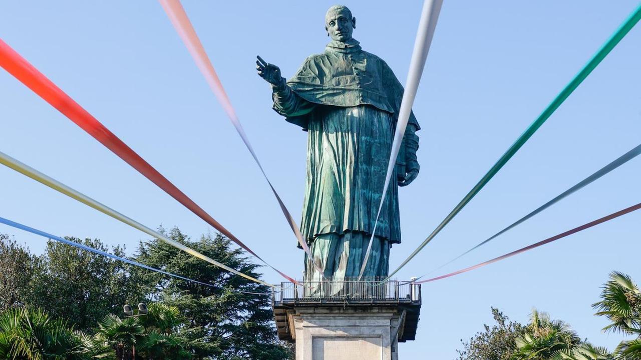 Arona e la salita alla scoperta del San Carlone: “Da lassù una tela ...