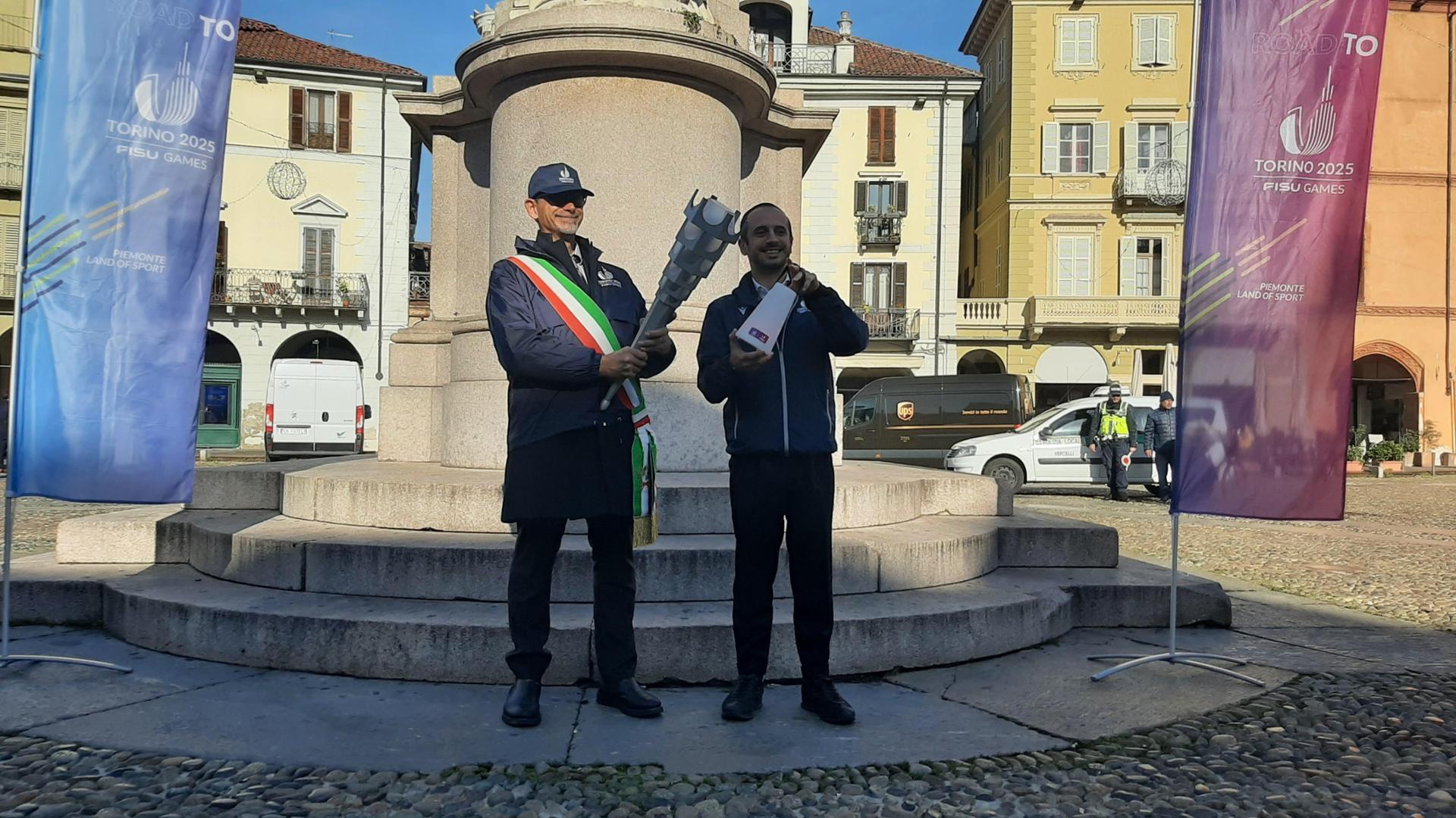 Ha fatto tappa anche a Vercelli la fiaccola delle Universiadi - La Stampa