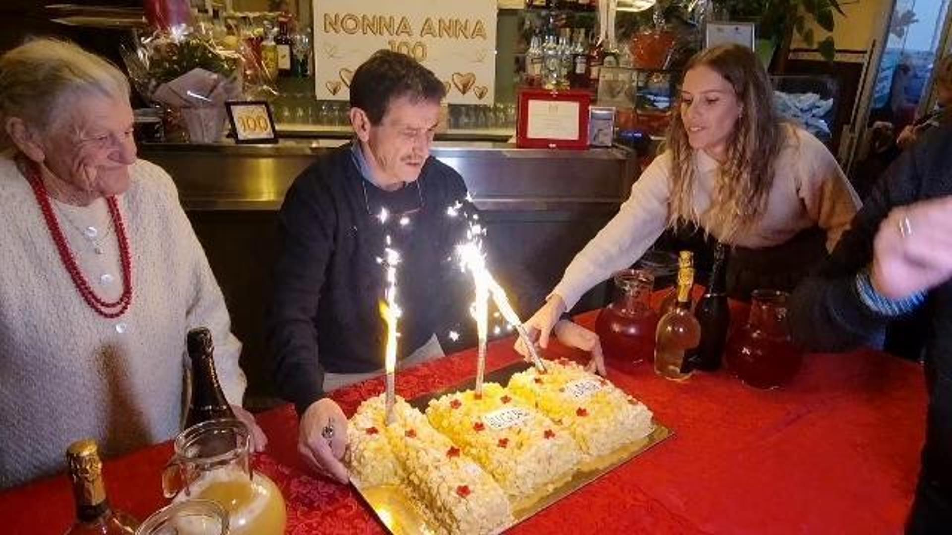 Nonna Anna Possi spegne le cento candeline, festa nel bar a Nebbiuno ...