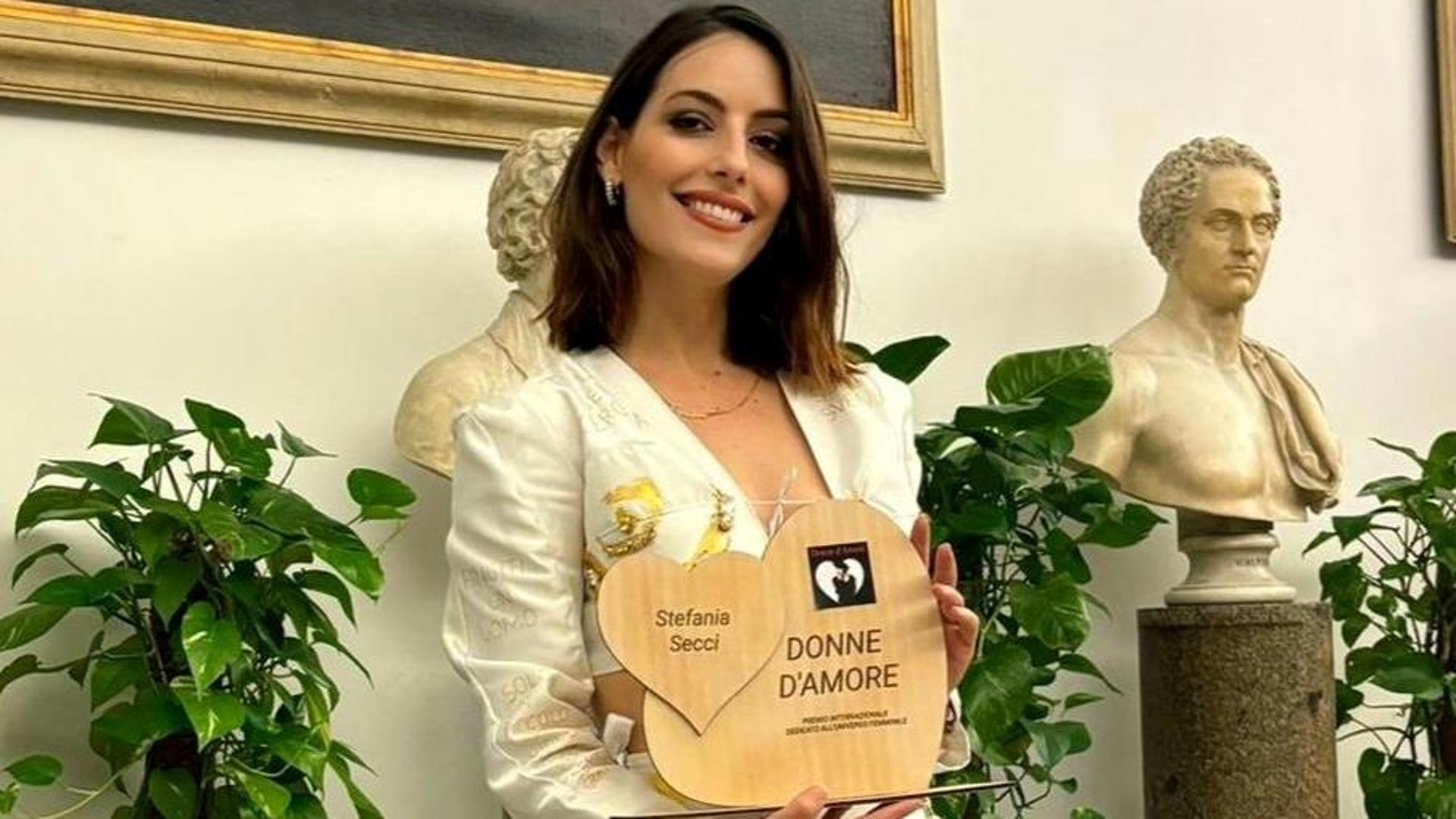 L’ex modella Secci bandita dalle scuole a Chieri sale sul palco: “Non ...