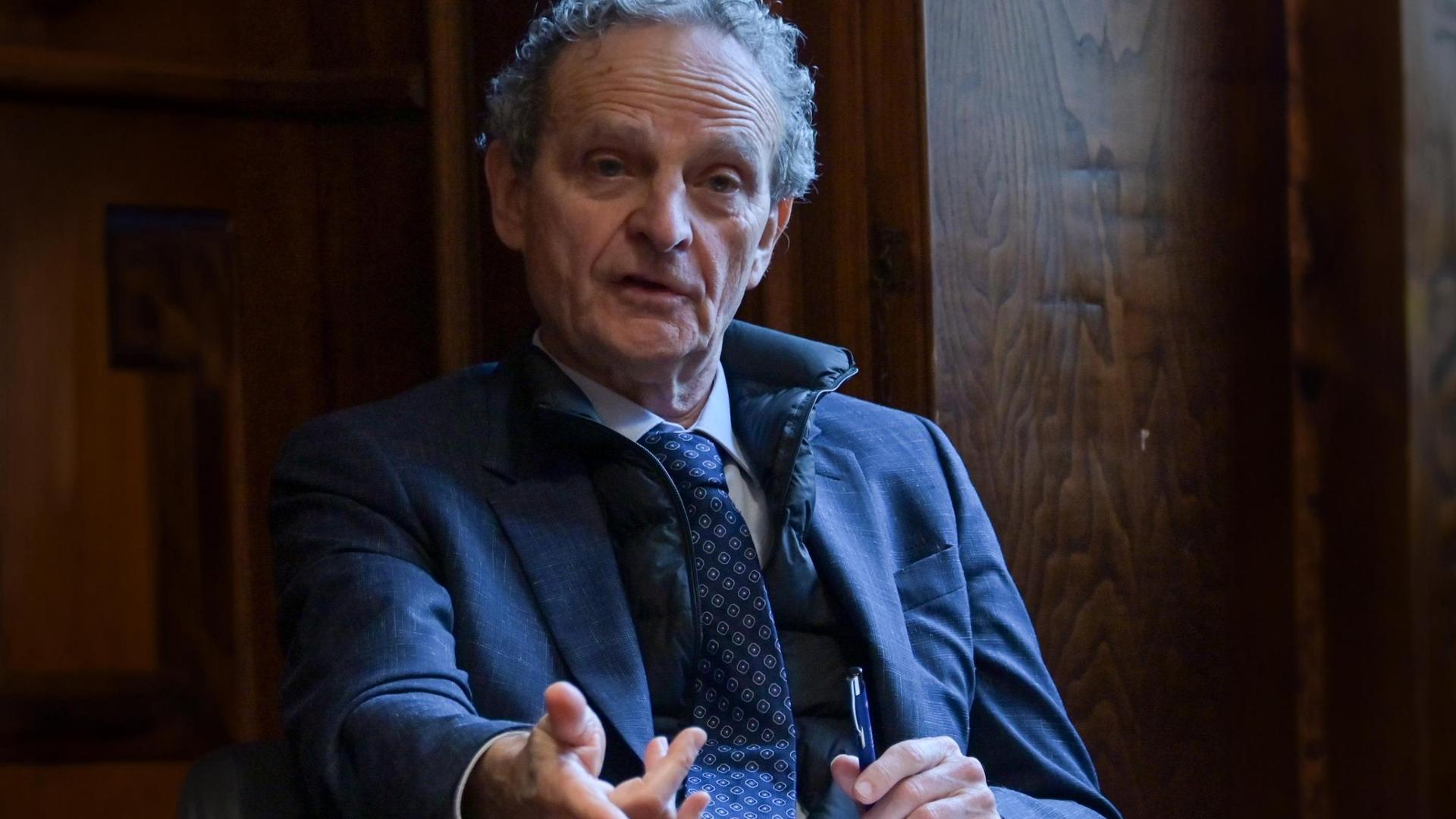 Marc Lazar: “Si torna a criticare la democrazia come negli anni Trenta ...