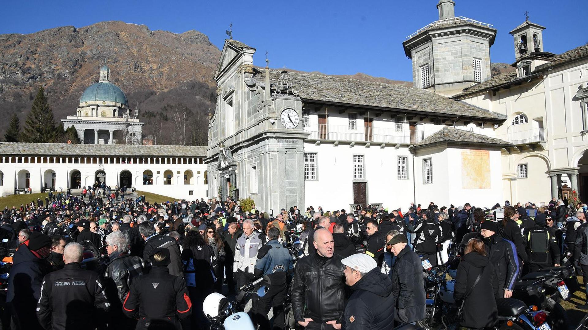 Oropa invasa dalle moto, a Viverone il tuffo nel lago - La Stampa