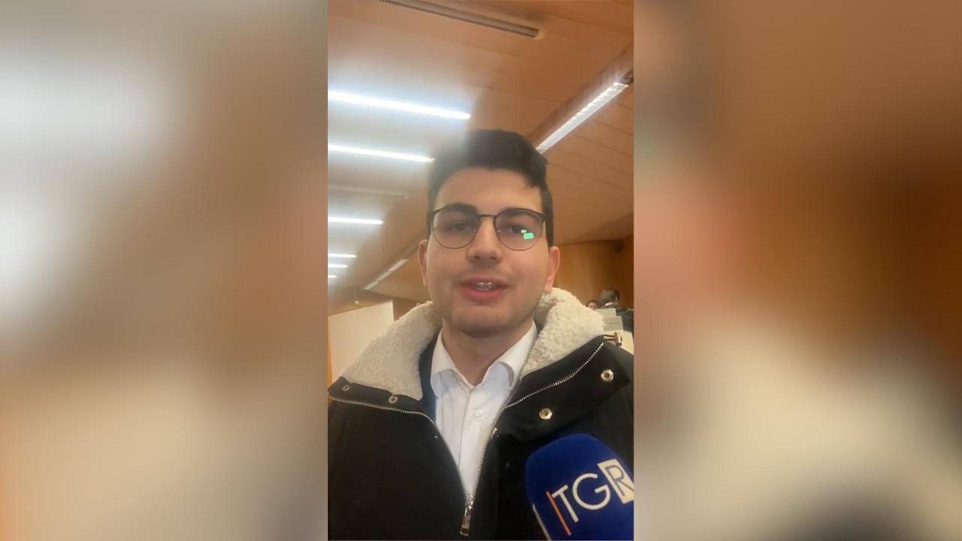 Assolto Alex Cotoia, l'abbraccio alla mamma e le prime parole: "Spero solo che sia finita" - La ...
