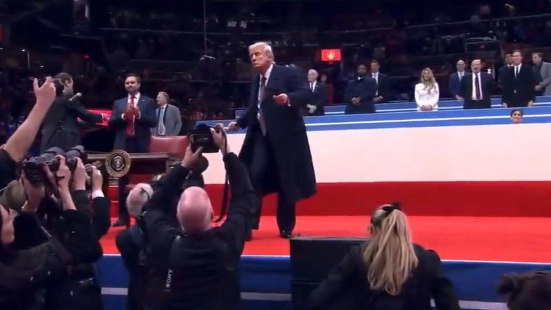 Capital One Arena: Trump firma gli atti esecutivi e lancia le penne ai ...