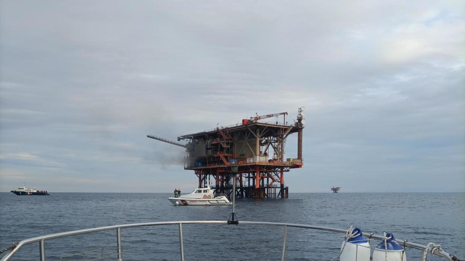 Campo Rospo Mare, incendio alla piattaforma petrolifera: i soccorsi ...