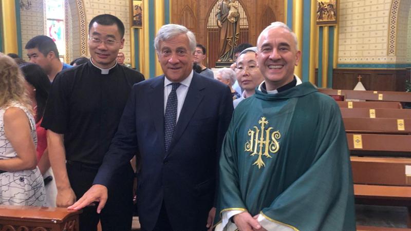 La storia di don Michele, il prete cuneese che insegna greco e latino ...