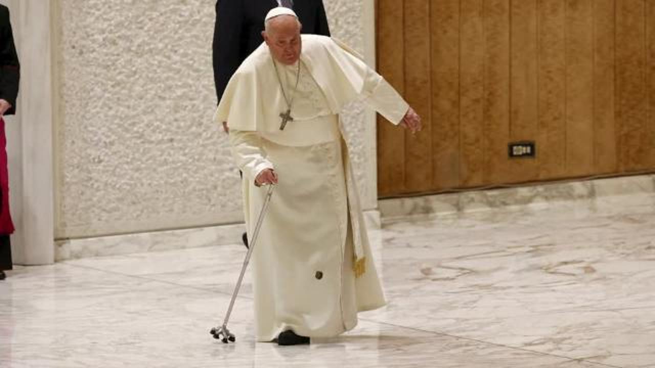 Si rompe il bastone che il Papa usa per camminare: Francesco vacilla ...