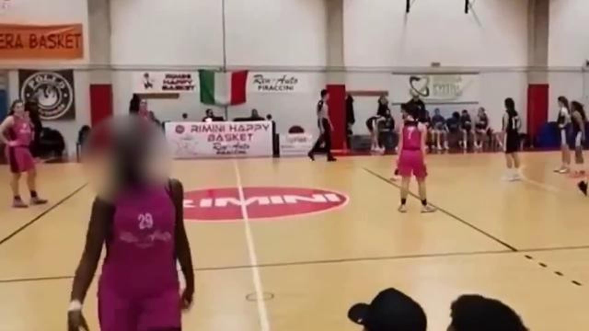 "Sei una scimmia": insulti razzisti a una giovane cestista, lei ...