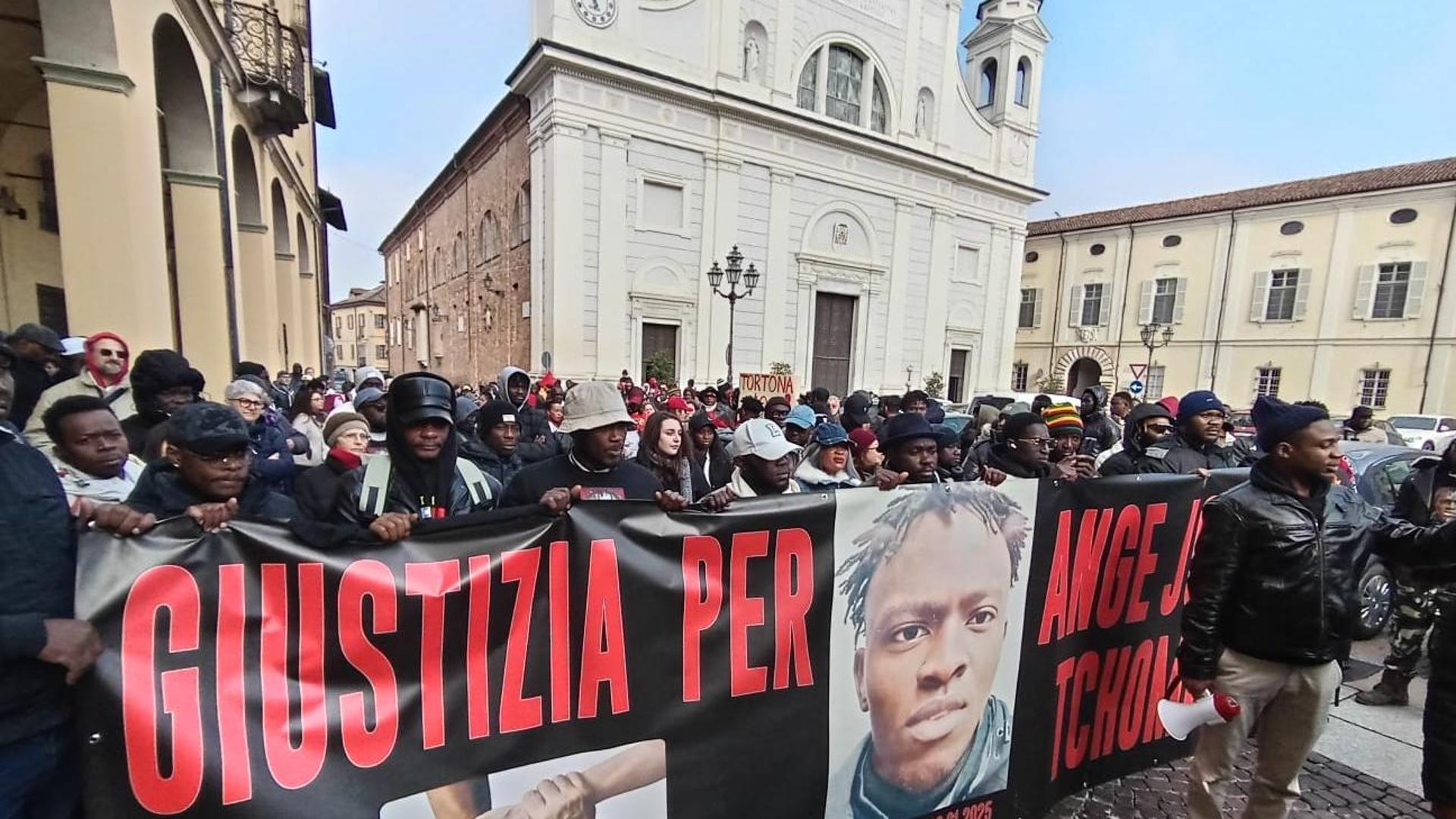 Tortona si schiera per chiedere giustizia per Ange Jordan - La Stampa