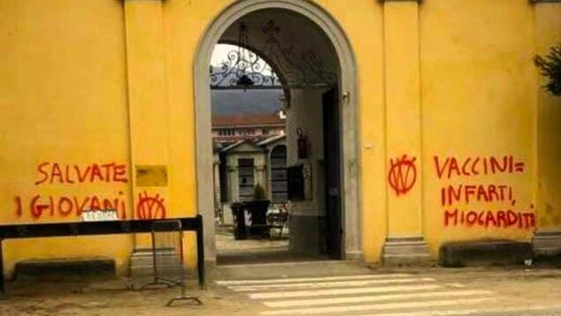 Cairo, scritte “no vax” all’ingresso del cimitero - La Stampa