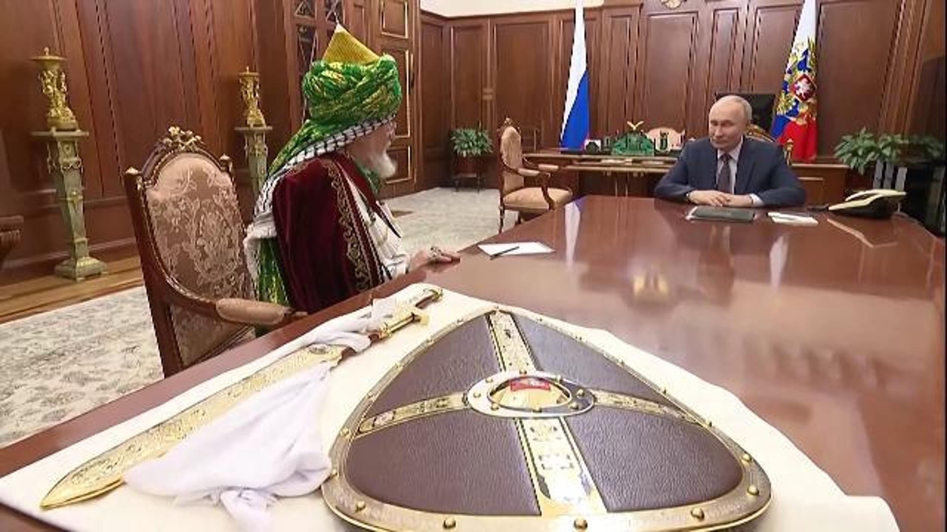 Cremlino, Putin riceve il Gran Muftì di Russia: uno scudo e una spada ...
