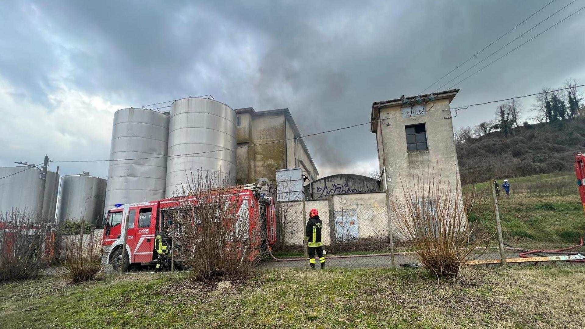 Fiamme alla vecchia cantina sociale, l’allarme dei residenti: “Fumo e ...