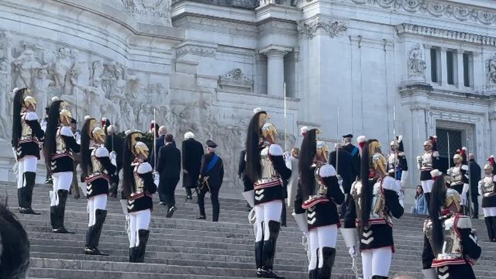 Giornata dell'Unità nazionale, Sergio Mattarella depone una corona d ...
