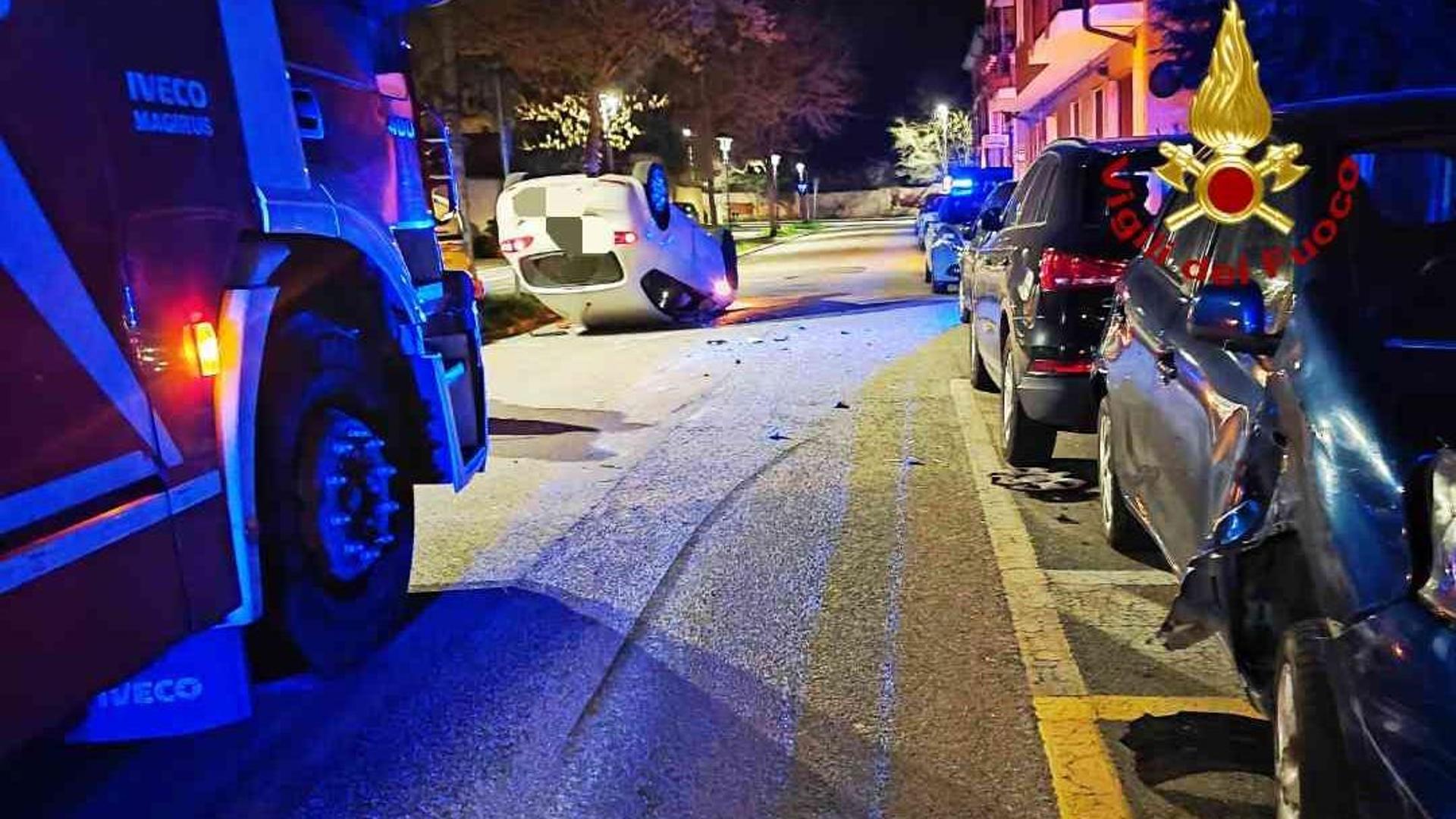 Auto capovolta di notte in corso Salamano dopo aver urtato un altro ...