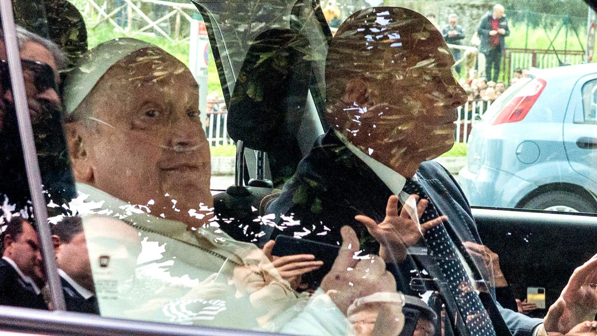 La voce fioca e i due mesi di convalescenza: come sta il Papa - La Stampa