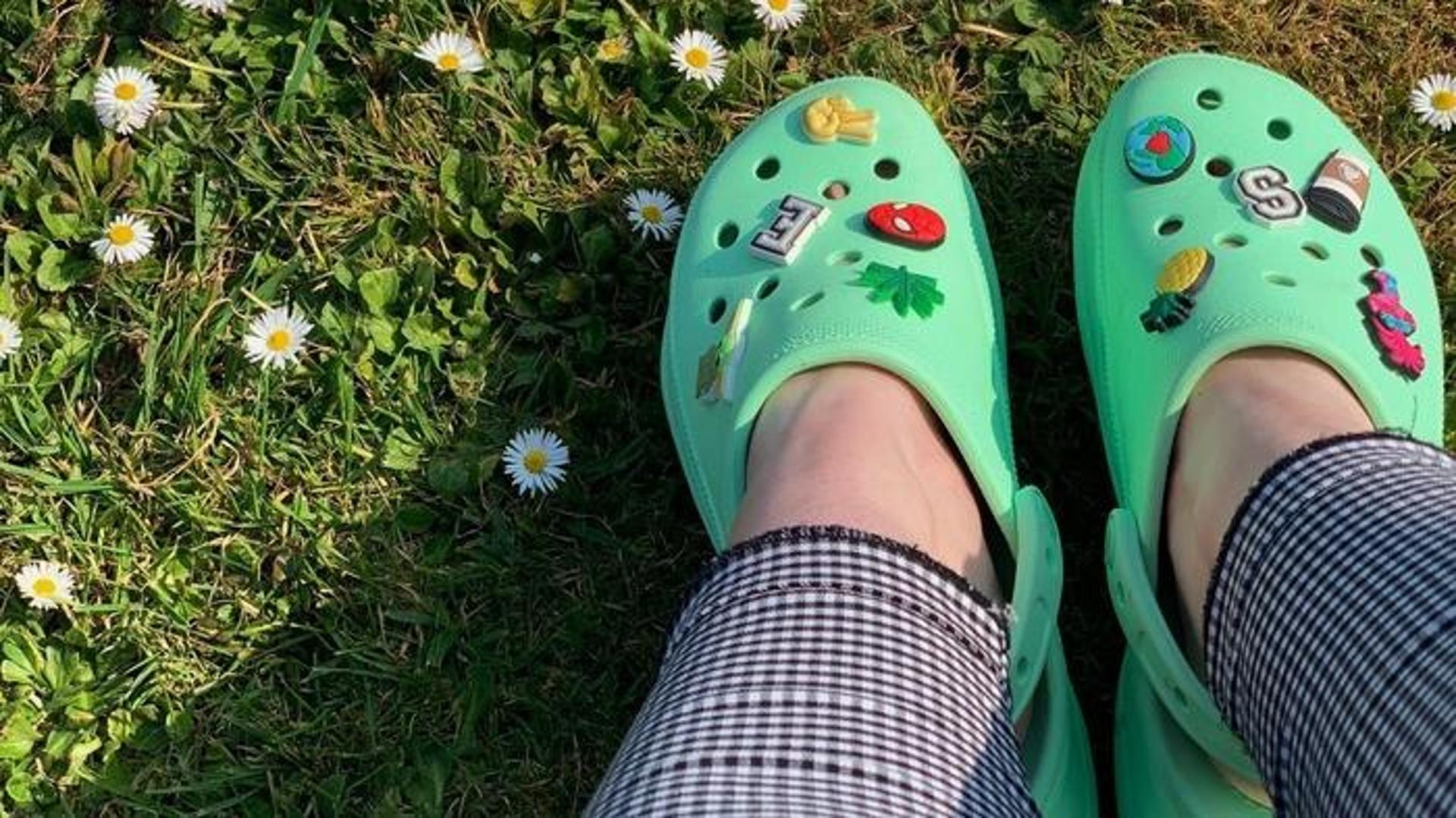 Crocs vietate in decine di scuole Usa: ecco perché - La Stampa