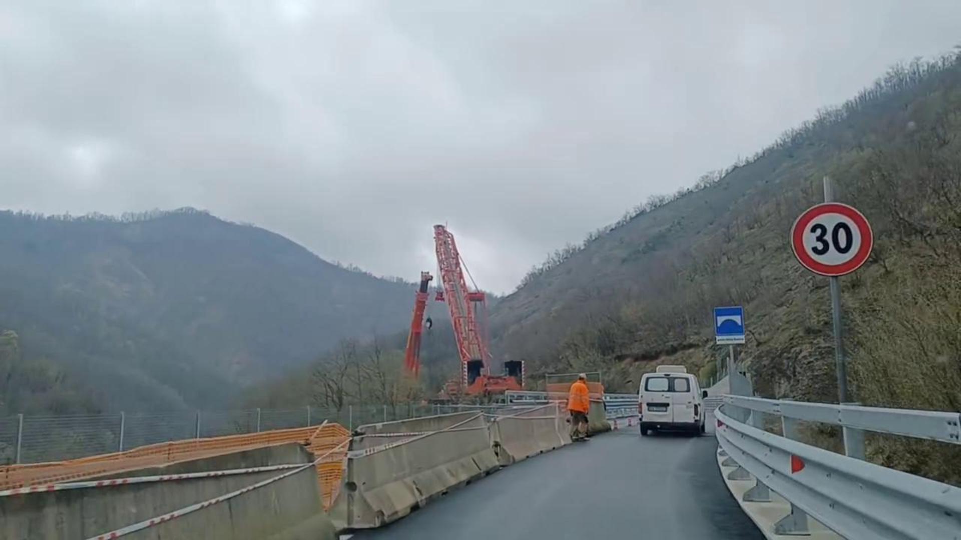 Il transito sul nuovo ponte della Gnocca lungo le Strette della Val ...