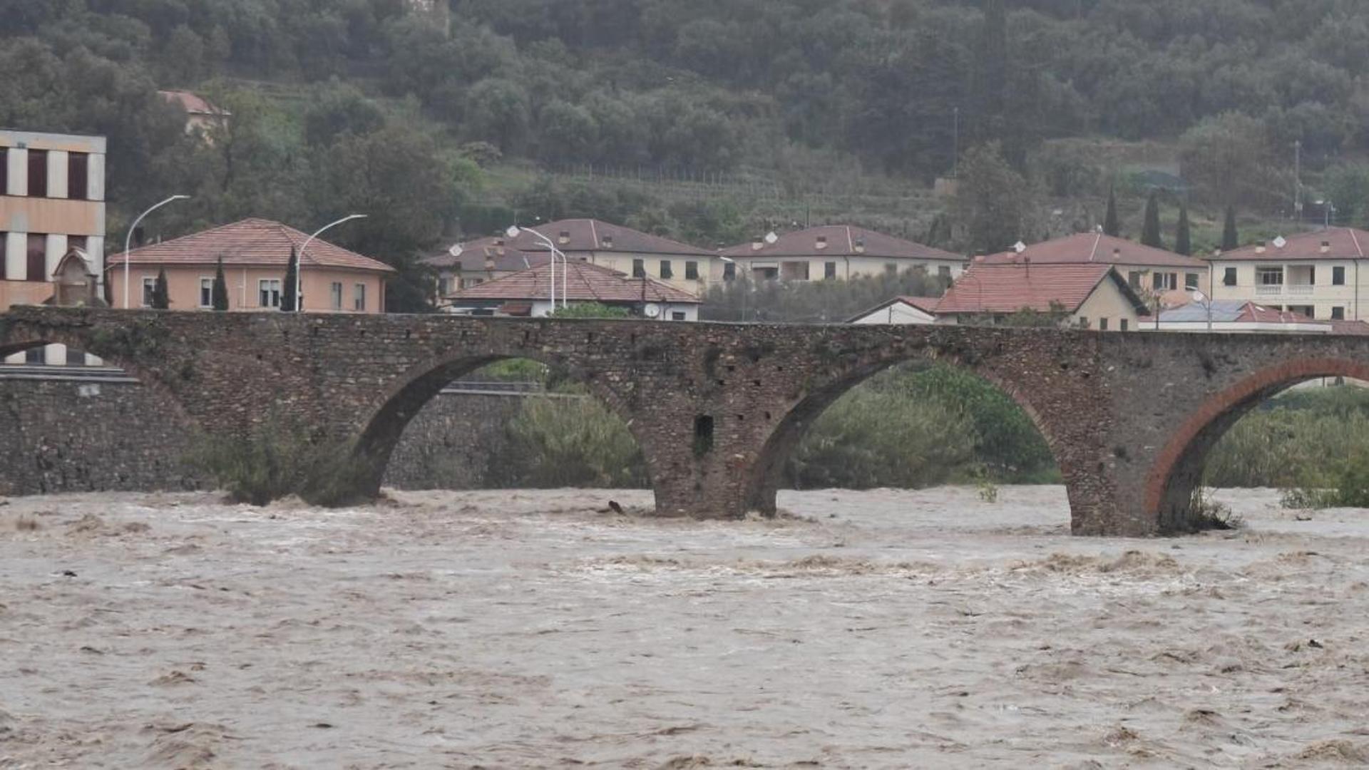 Fiumi in piena, frane, la Riviera sotto il maltempo - La Stampa
