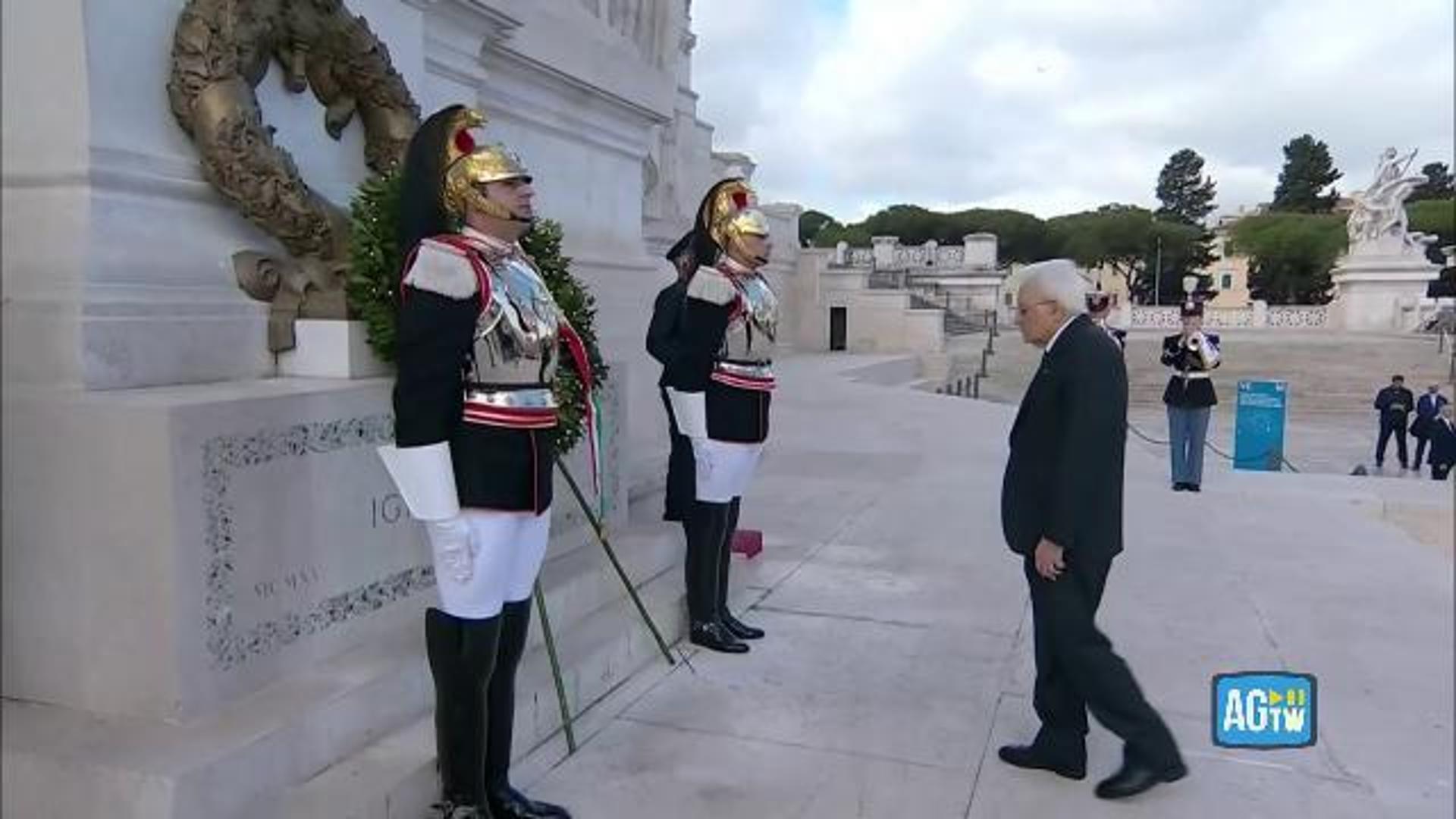 25 Aprile, Mattarella depone una corona all'Altare della Patria - La Stampa