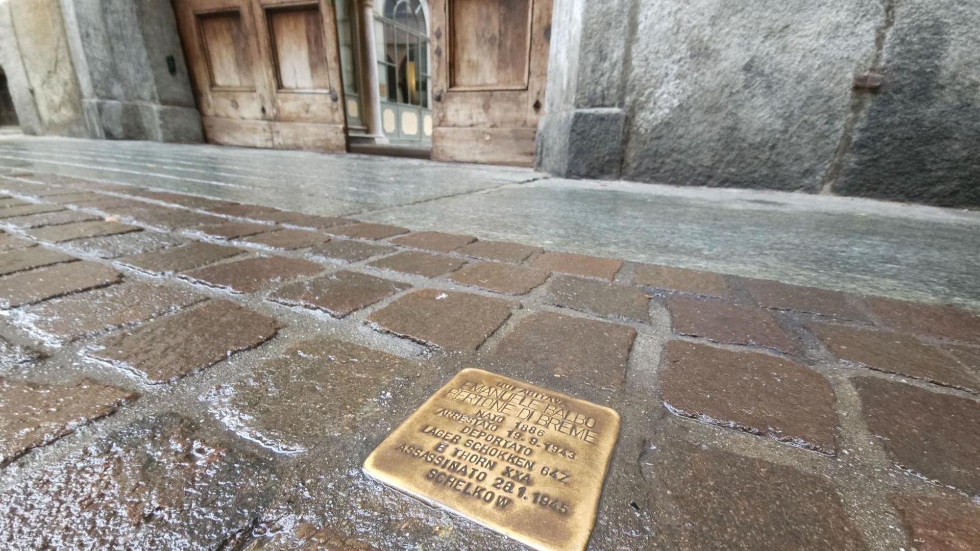 La cerimonia di posa della pietra d’inciampo - La Stampa