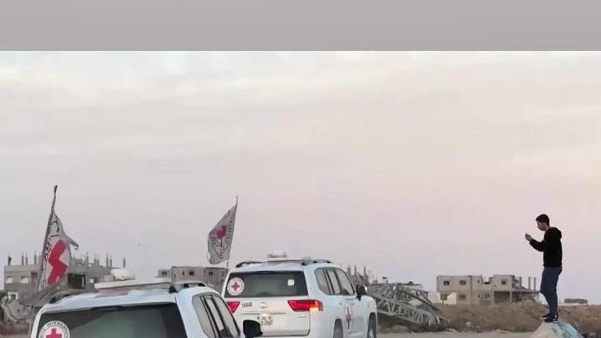 Hamas libera Edan Alexander: il convoglio della Croce Rossa porta in ...
