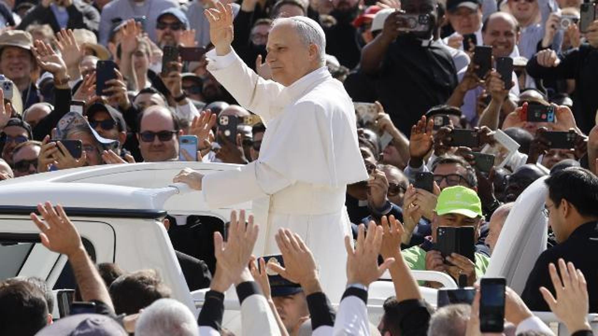Leone XIV saluta i fedeli in papamobile, bagno di folla in San Pietro ...