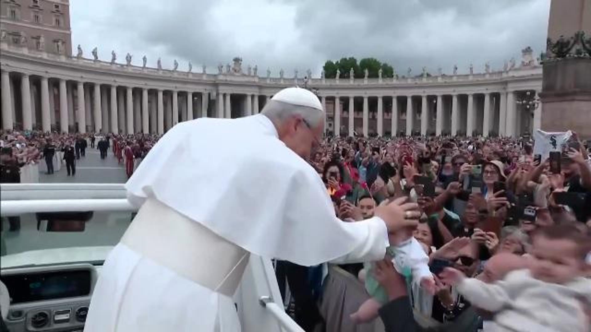 Vaticano, prima Udienza Generale di Leone XIV: il Pontefice a bordo ...