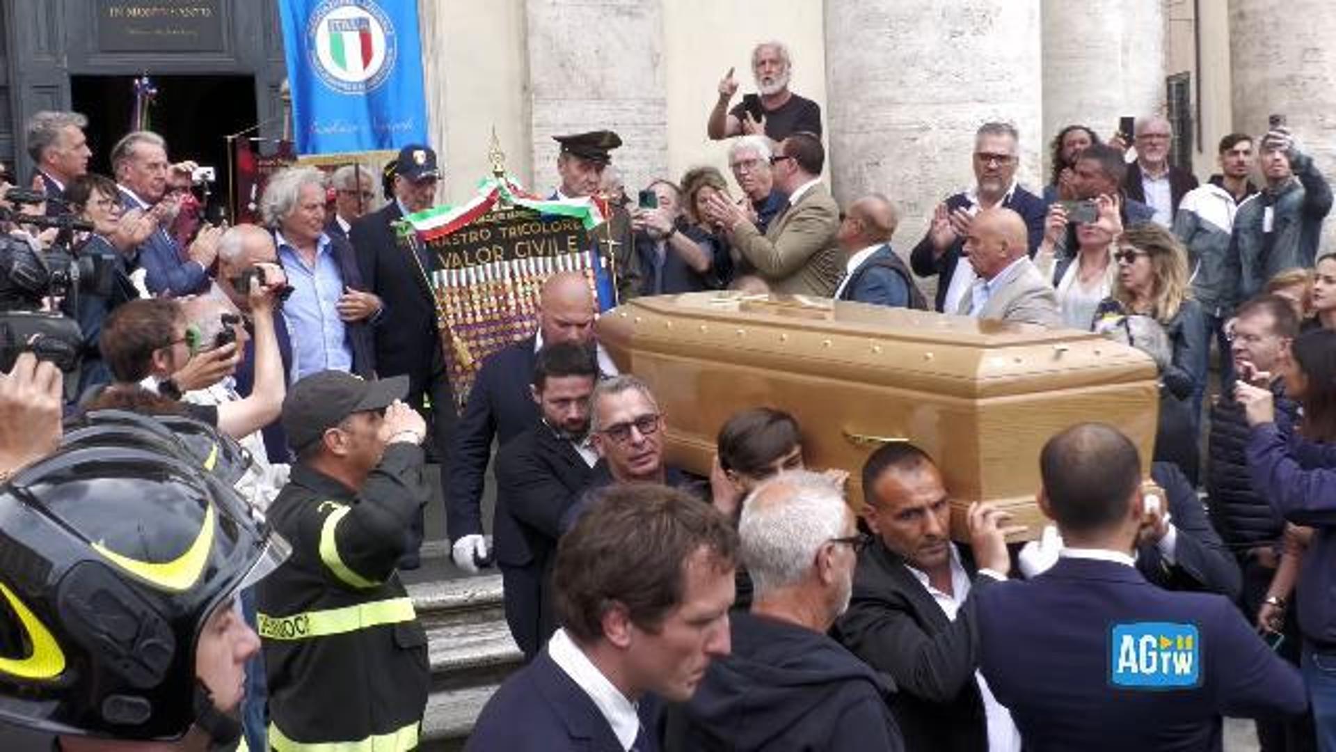Commozione e applausi ai funerali di Nino Benvenuti - La Stampa