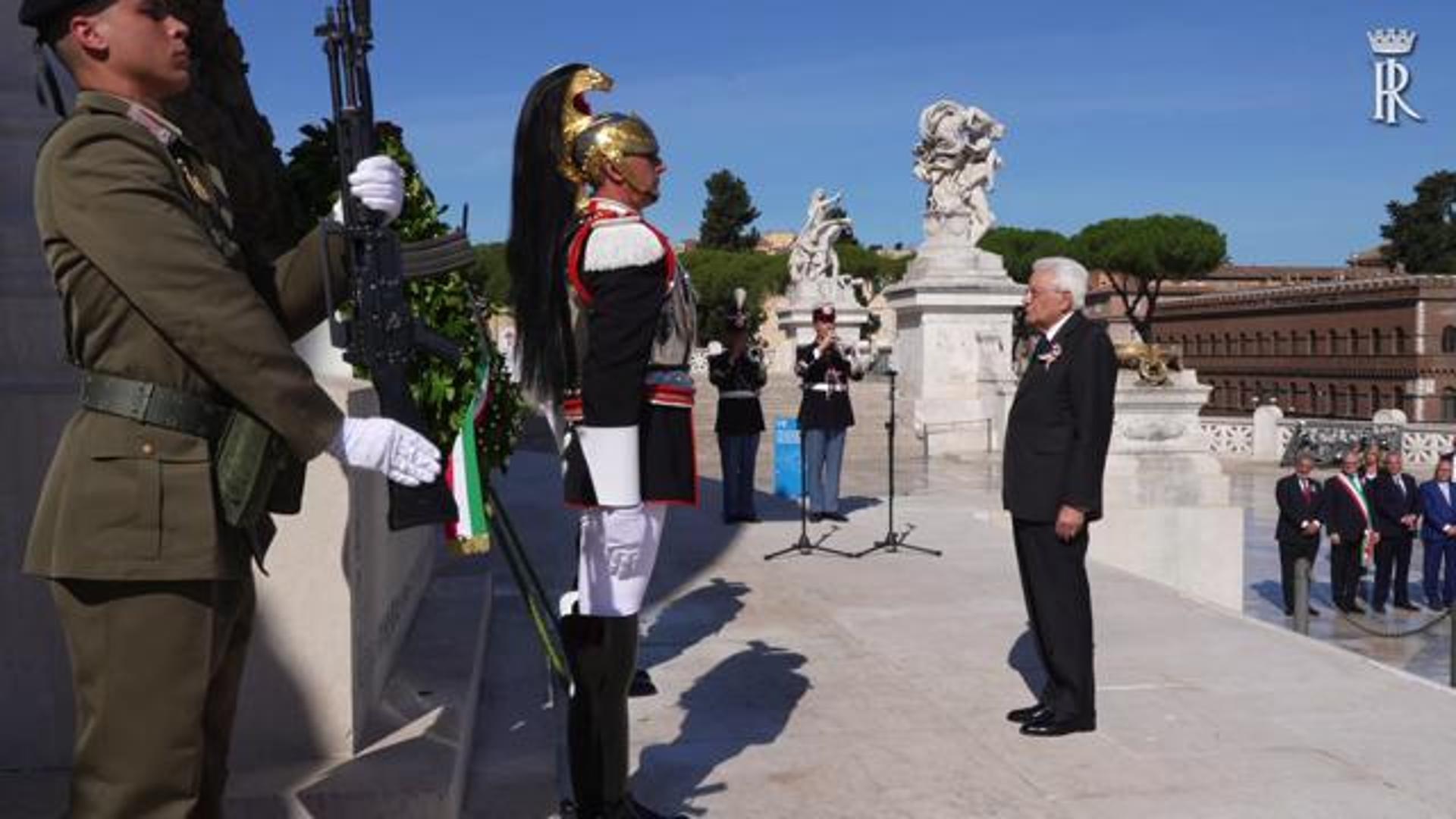 Festa della Repubblica, Mattarella depone una corona all'Altare della ...