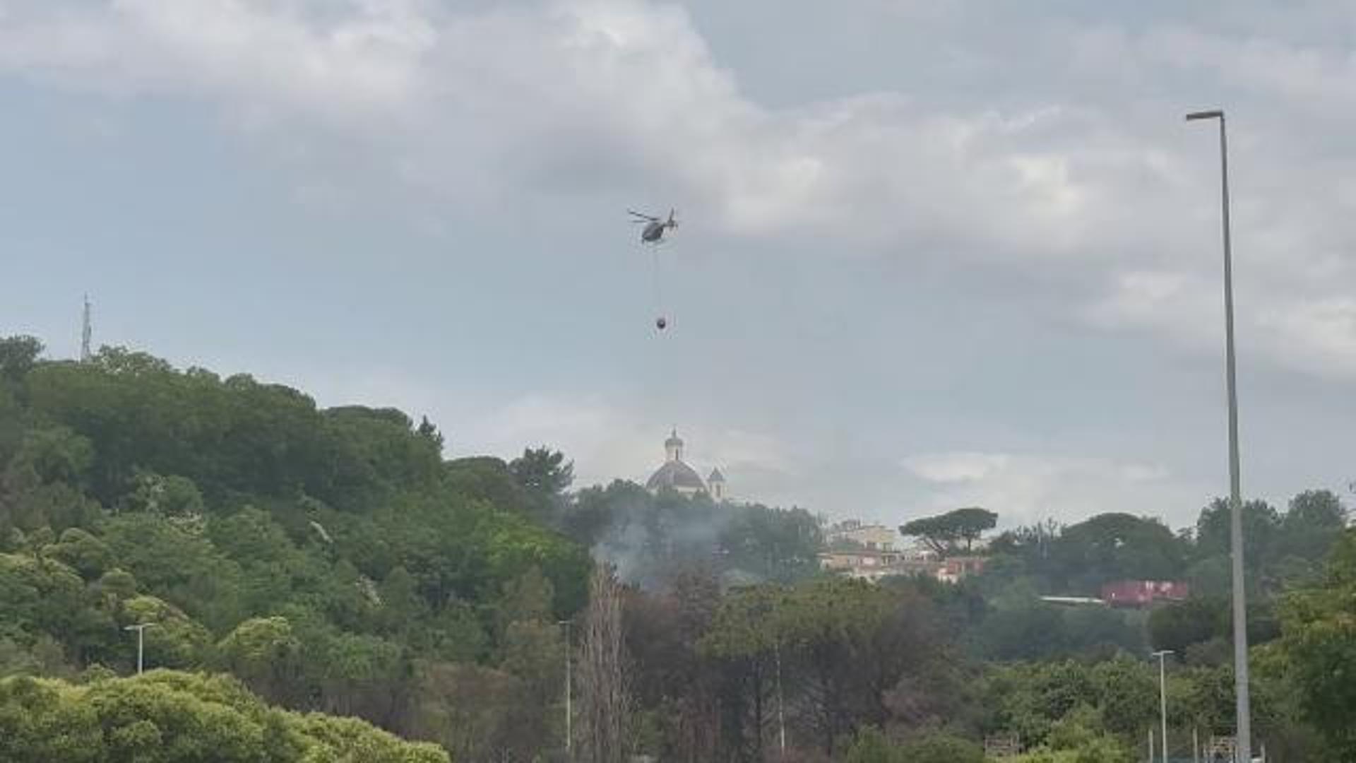 Roma, incendio sulla collina di Monte Mario: l'intervento dei vigili ...