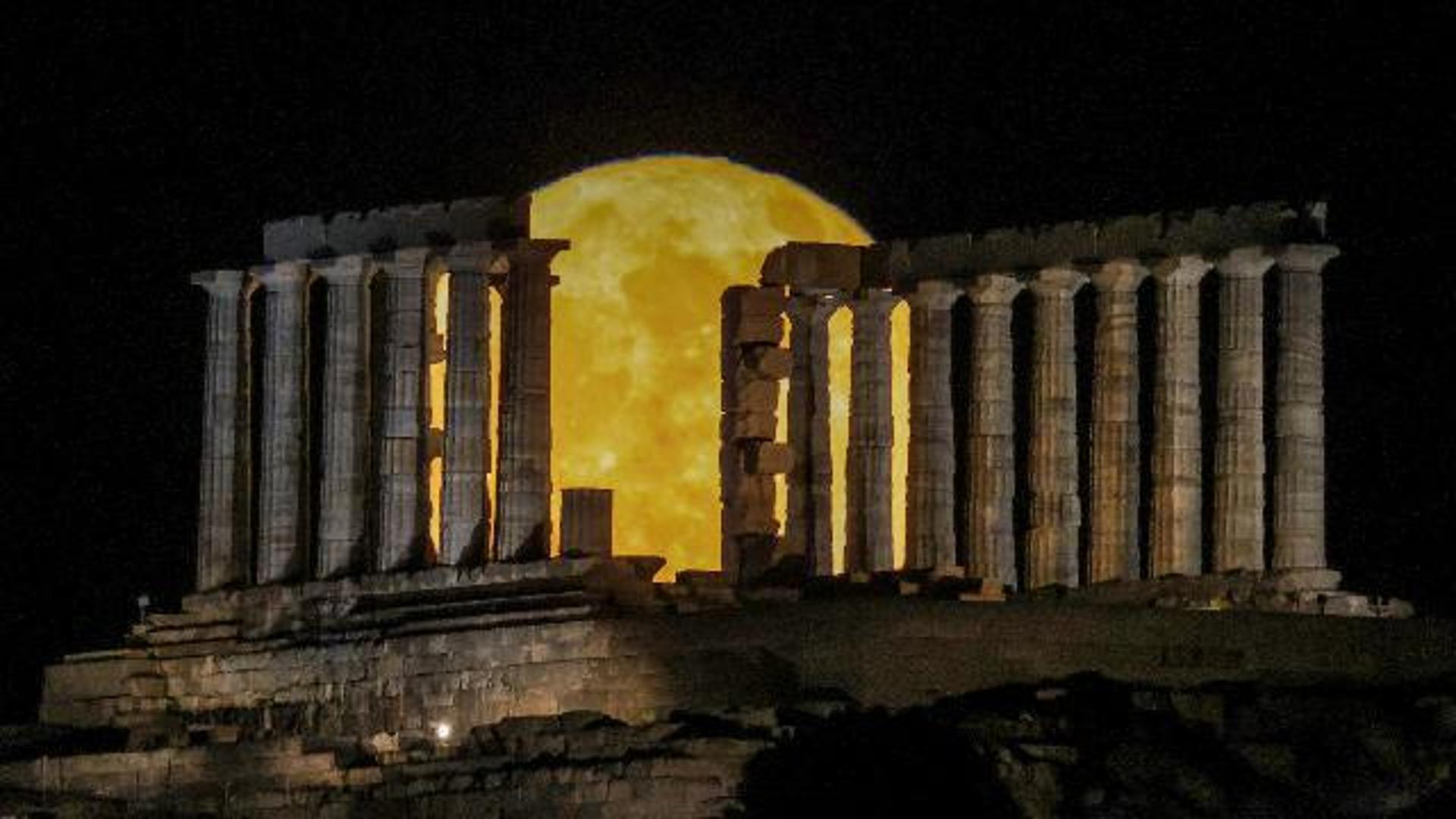 Lo spettacolo della luna piena "delle fragole" mentre sorge dietro il ...