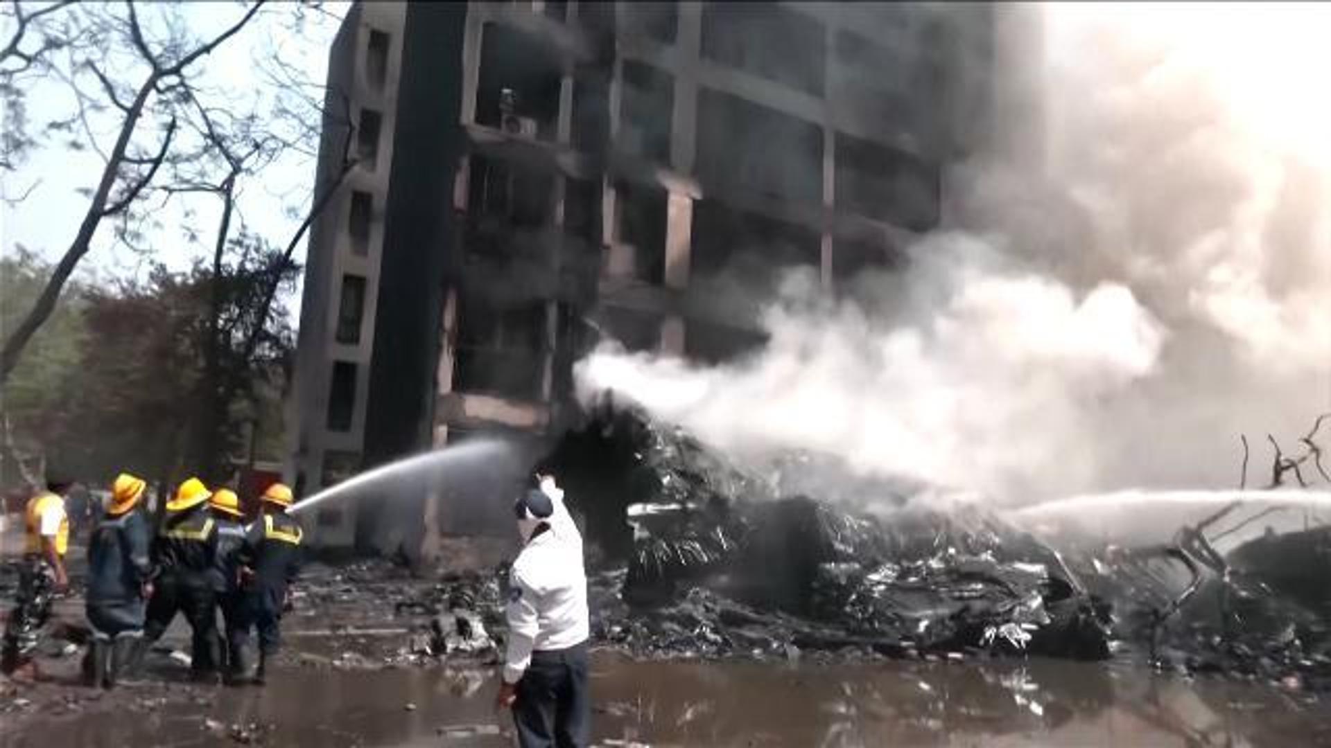 Aereo caduto in India, i primi interventi sui palazzi in fiamme - La Stampa