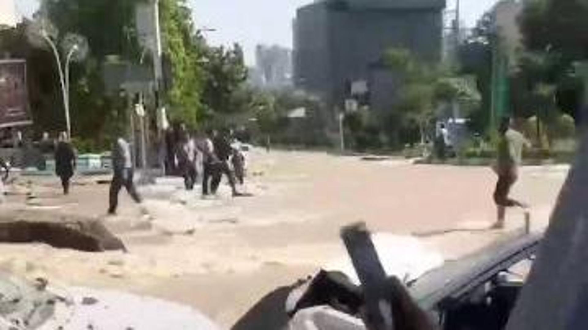 Teheran, piazza Tajrish allagata dopo che un missile ha colpito la ...